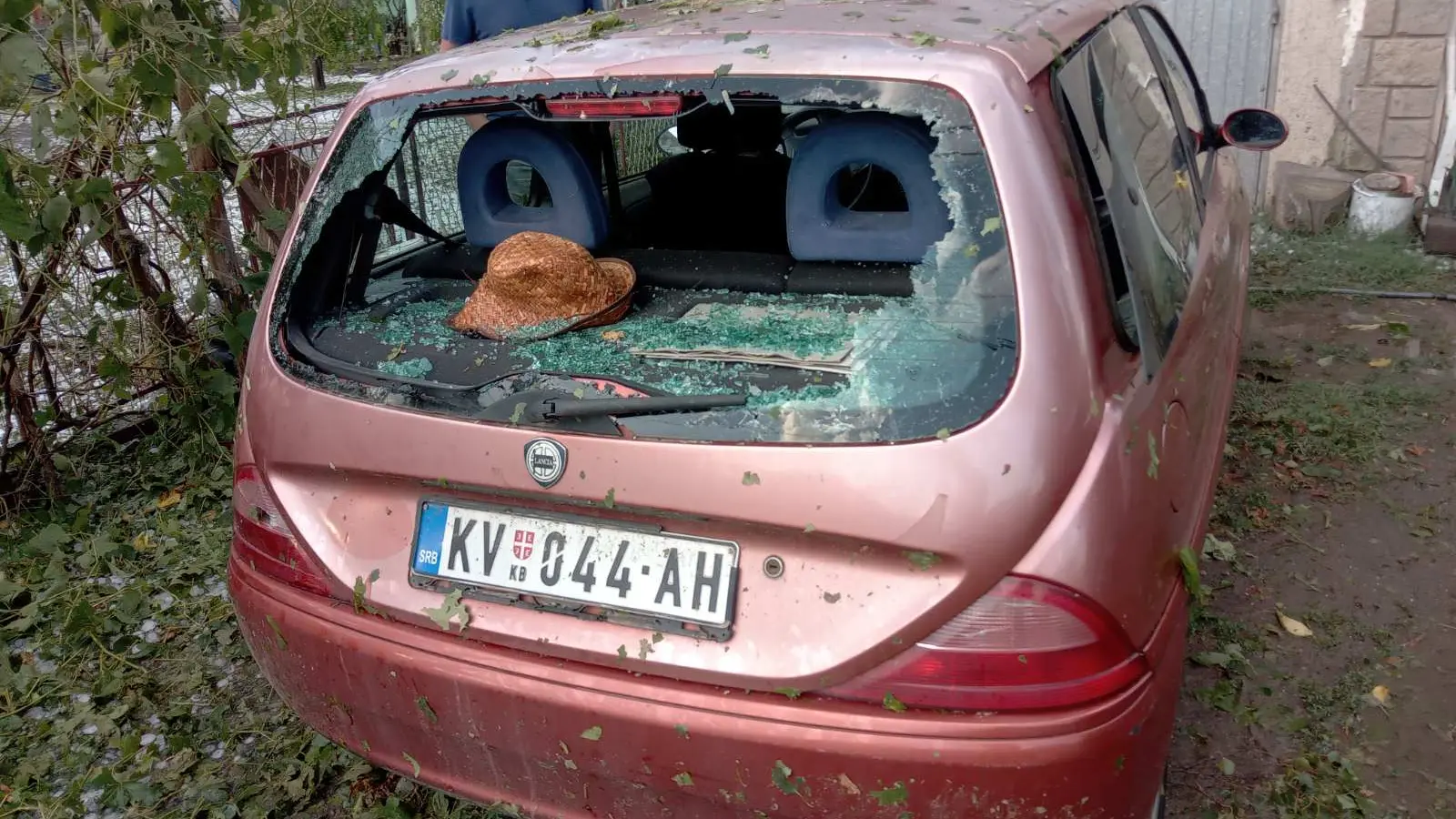 Kraljevo: Krupan grad za samo 5 minuta oštetio krovove kuća i polupao ...