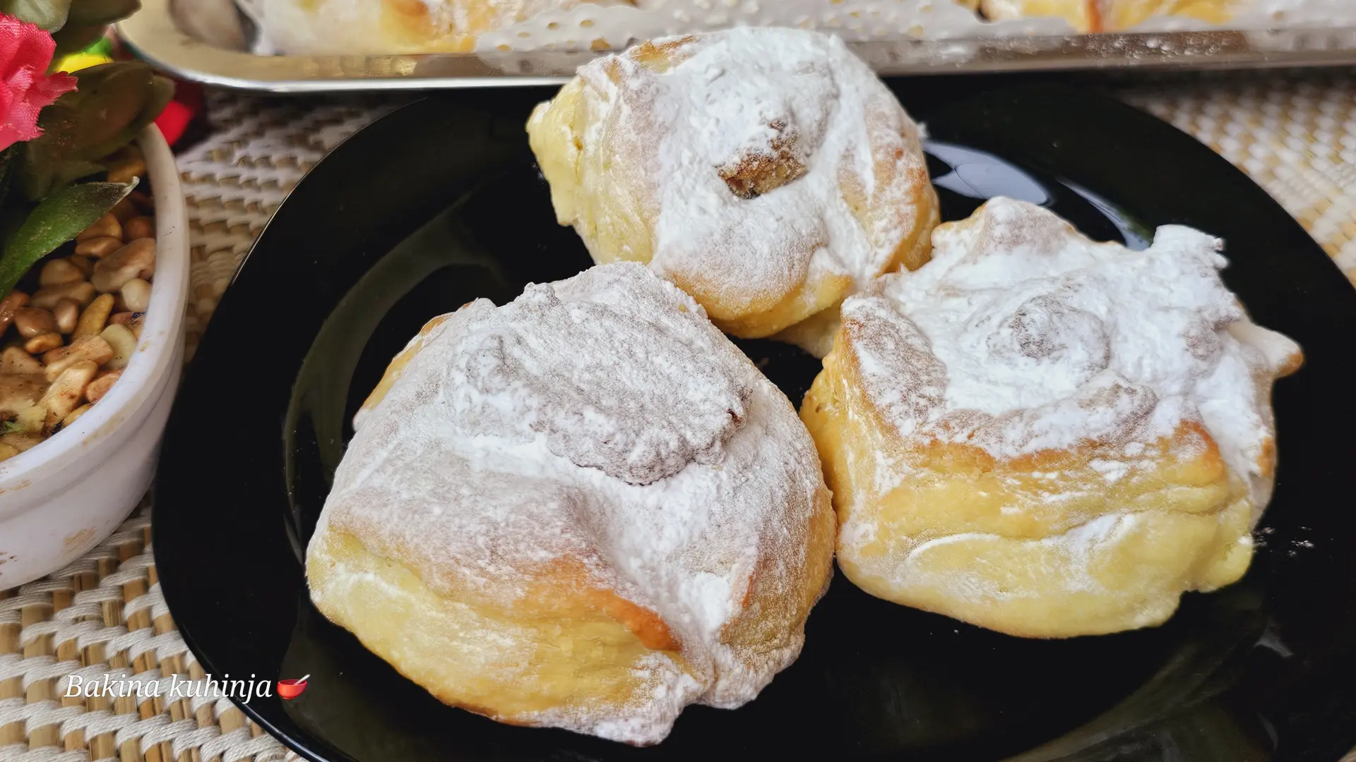 Starinska poslastica po receptu naših baka: Mekane ružice sa orasima